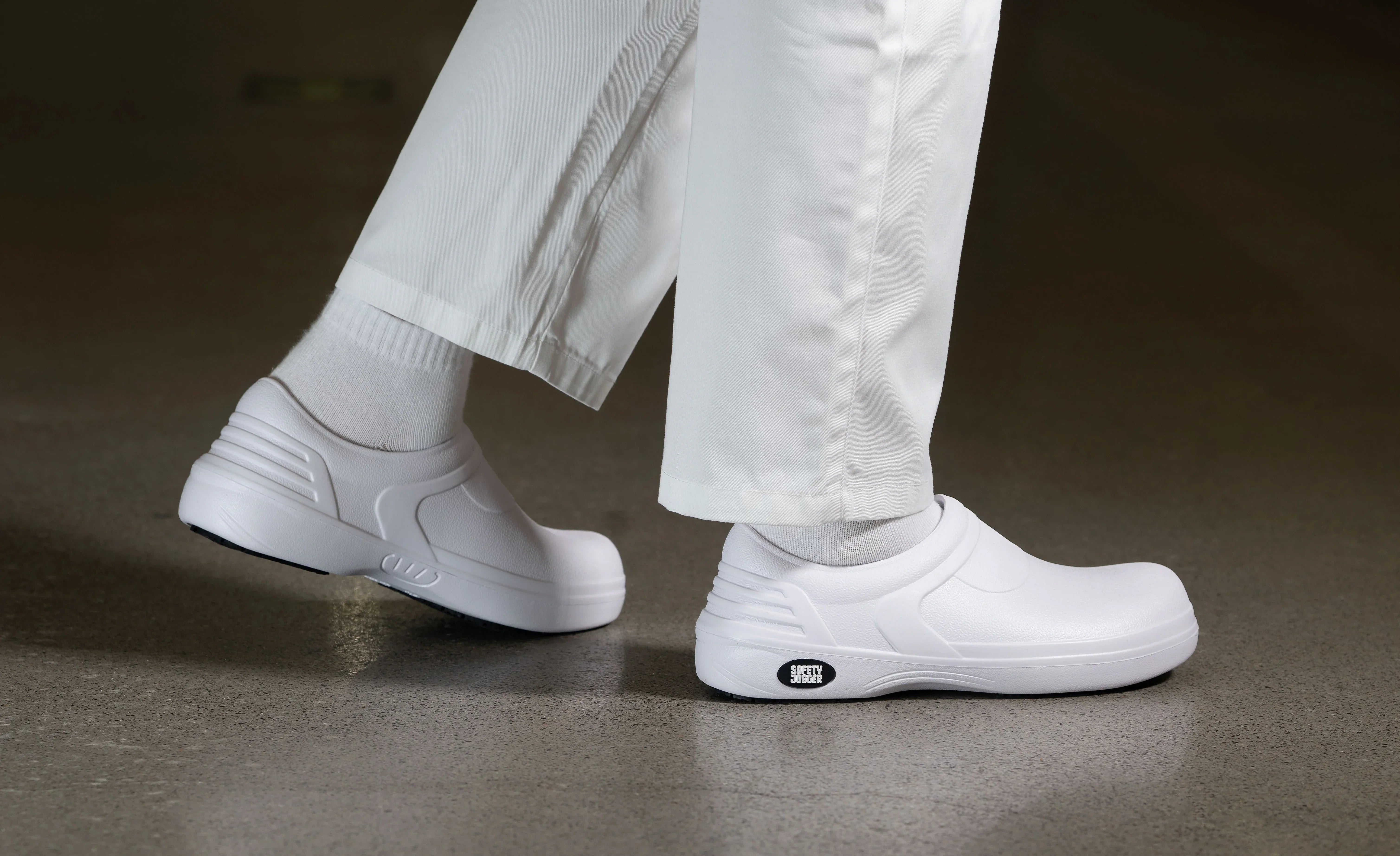 รองเท้าเชฟแบบ Clog vs Sneaker: แบบไหนเหมาะกับงานคุณ – Master Safety
